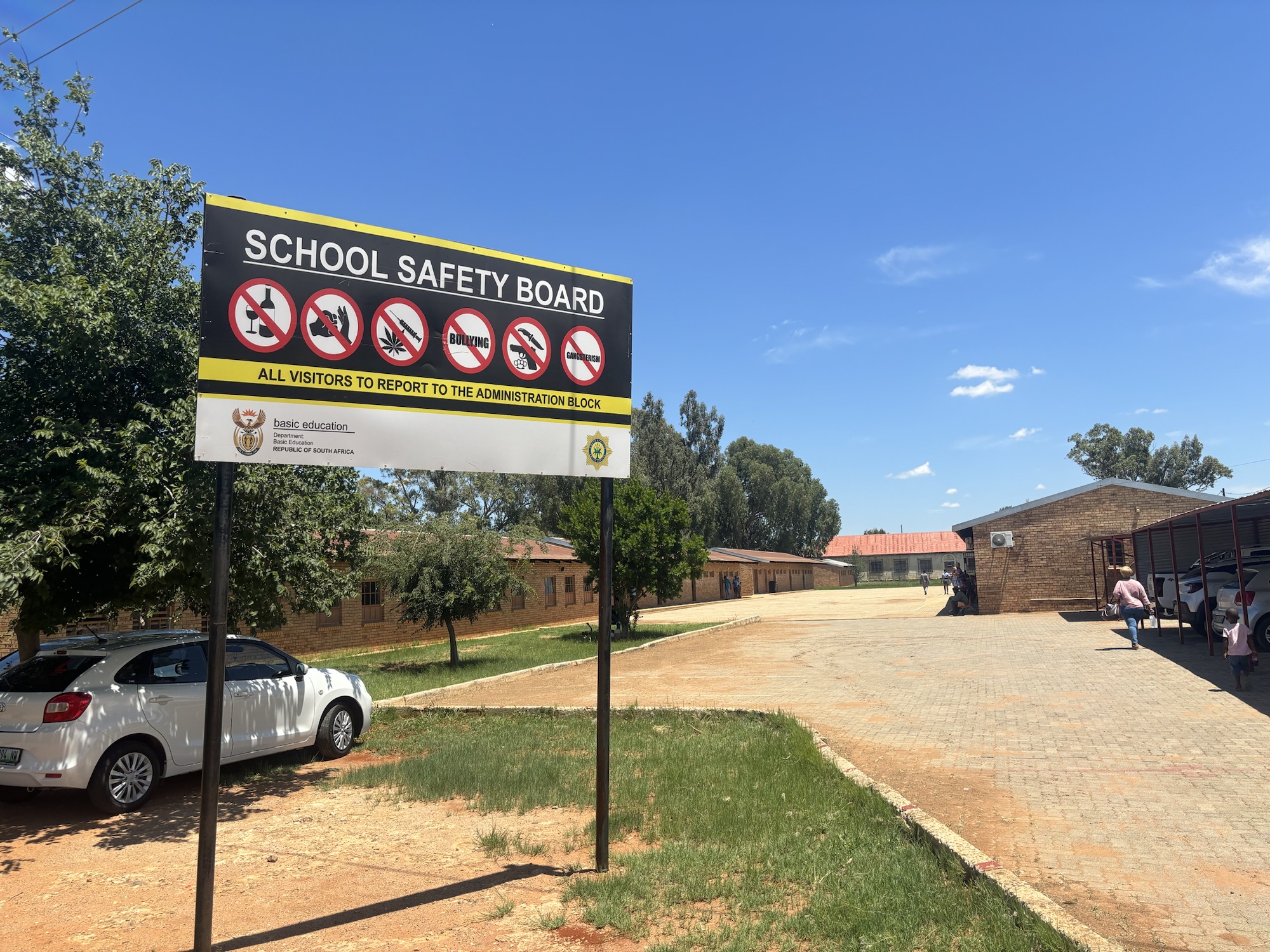 Batsadi ba batla baithuti ba Grade 11 kwa Mankuroane Technical School ...