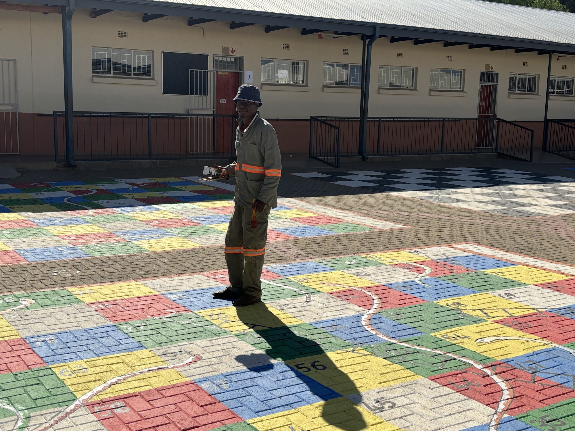 Sekolo sa kwa Sebitloane se dirisa metsameko e farologaneng go ruta baithuti go bala le go kwala ...