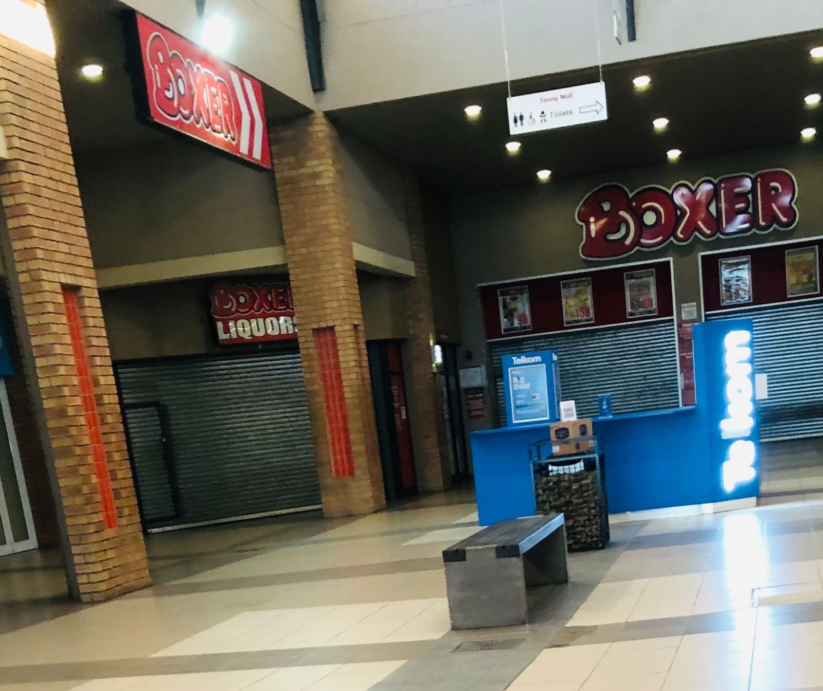 Motsamaisi wa kwa Boxer Liquor Store o latofadiwa ka go betelela modiri ...